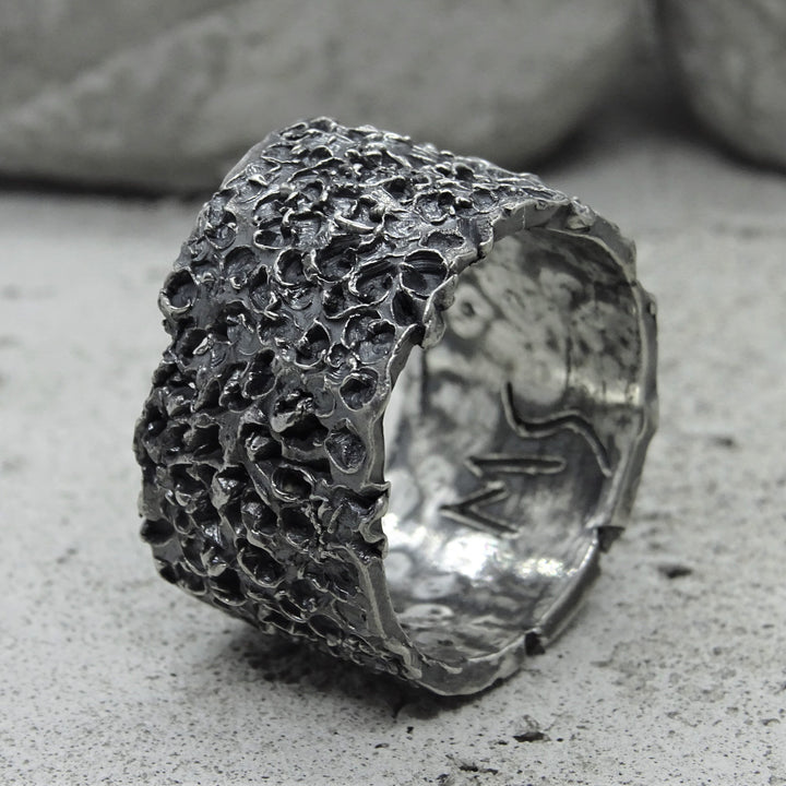 Rings with patterns and cracks – project50g