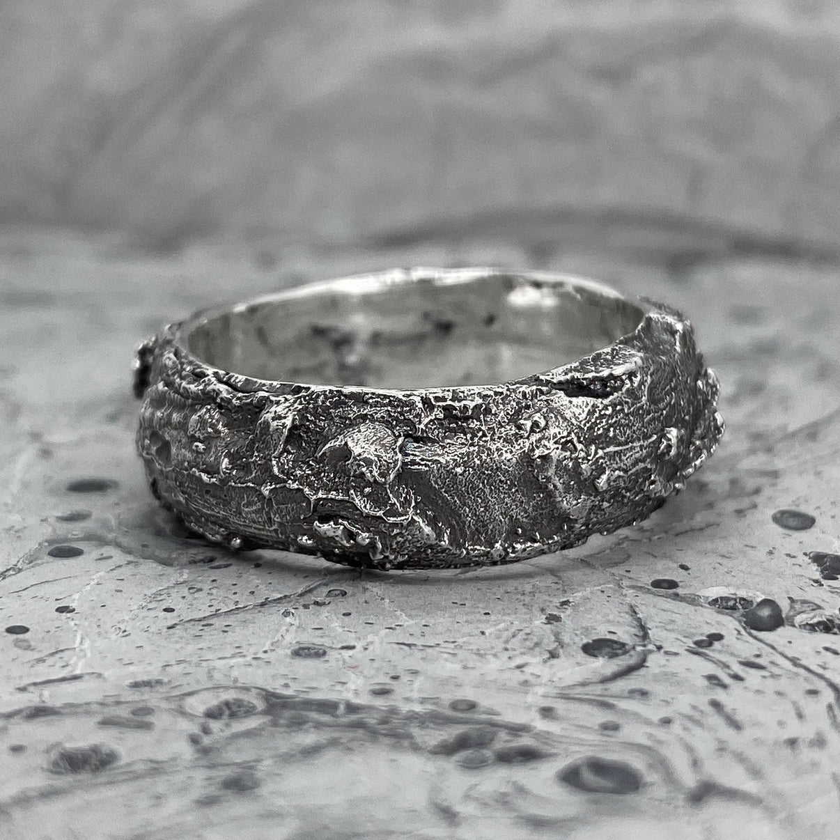 Project50g | Saturn ring- ring with pronounced stone texture and ...