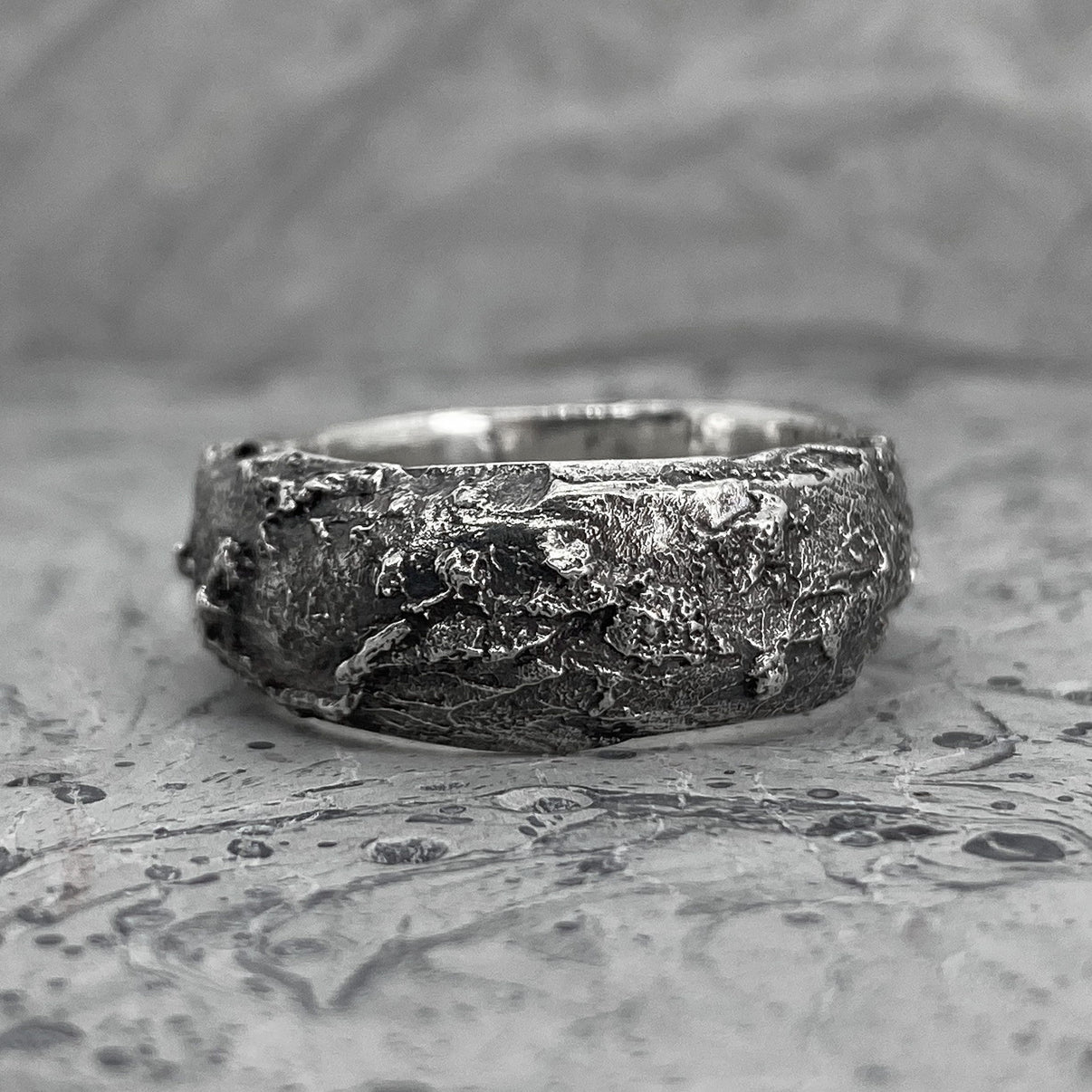 Project50g | Saturn ring- ring with pronounced stone texture and ...
